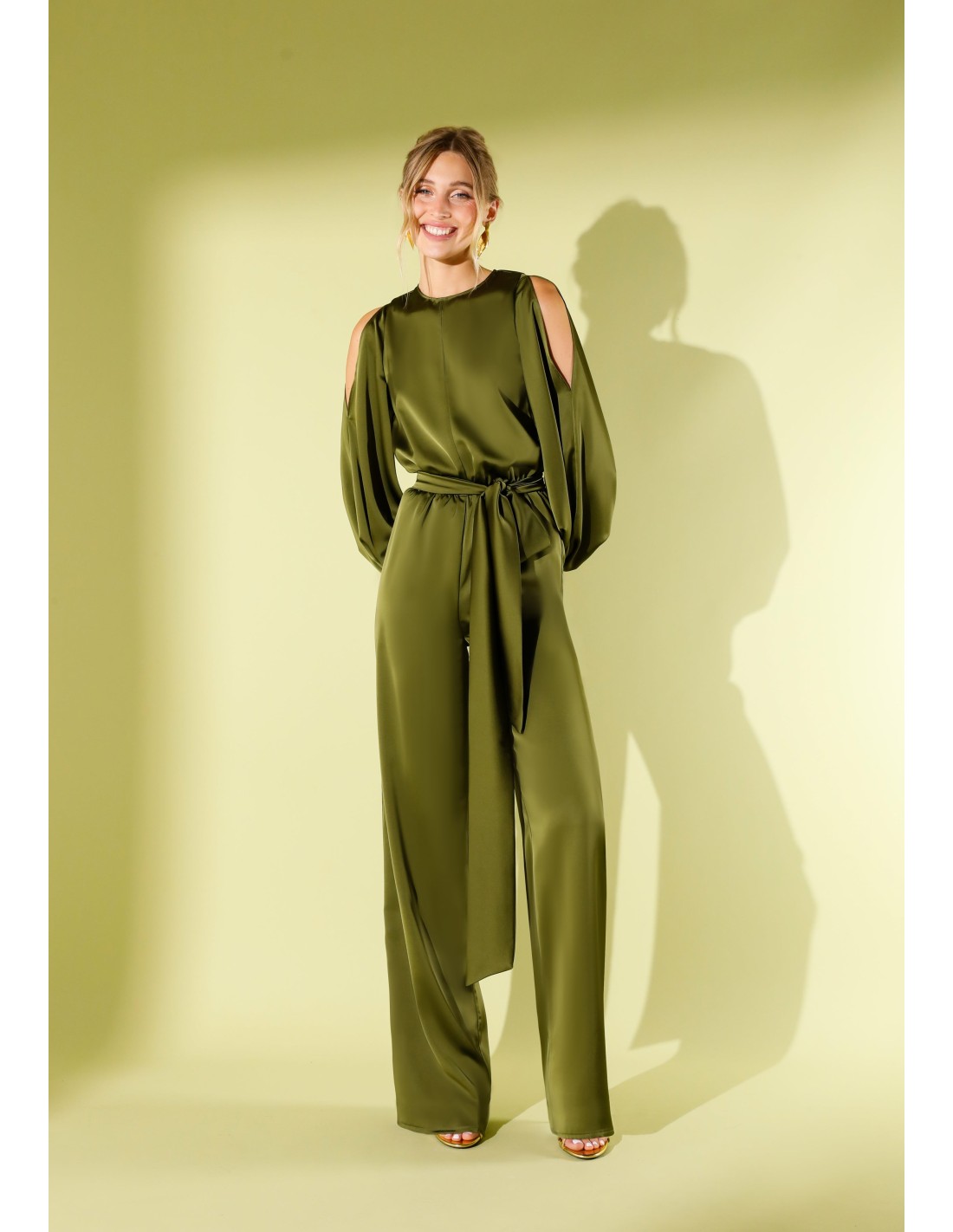 Mono de fiesta satinado verde oliva para bodas | INVITADISIMA