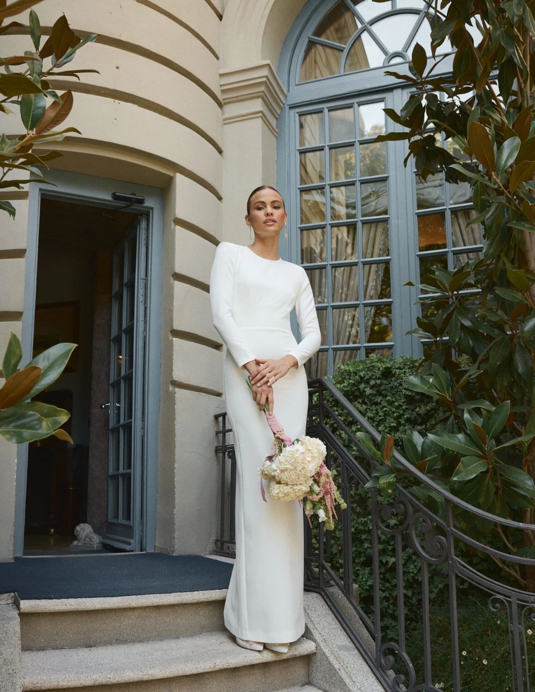 Long wedding dress with box neckline and sash | INVITADISIMA