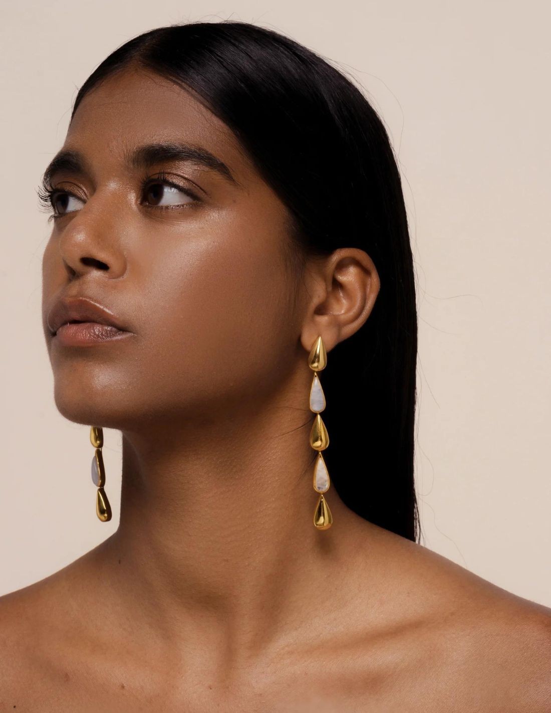Golden long earrings piedraluna : INVITADISIMA
