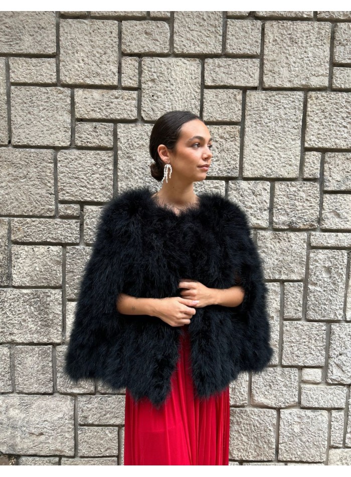 Capa de plumas de avestruz para invitada | INVITADISIMA Capa de plumas de avestruz para invitada | INVITADISIMA