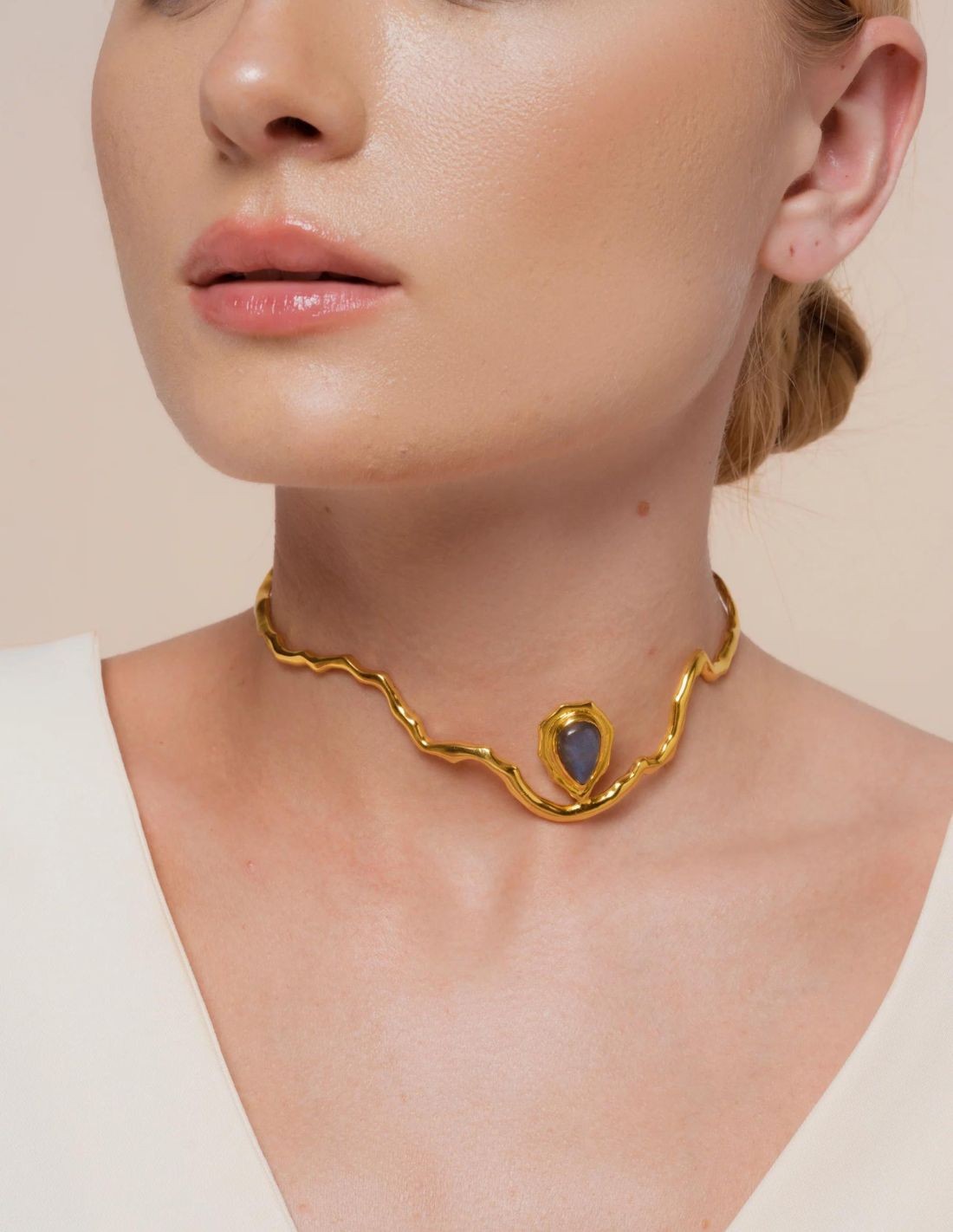 Gold chain choker with stone