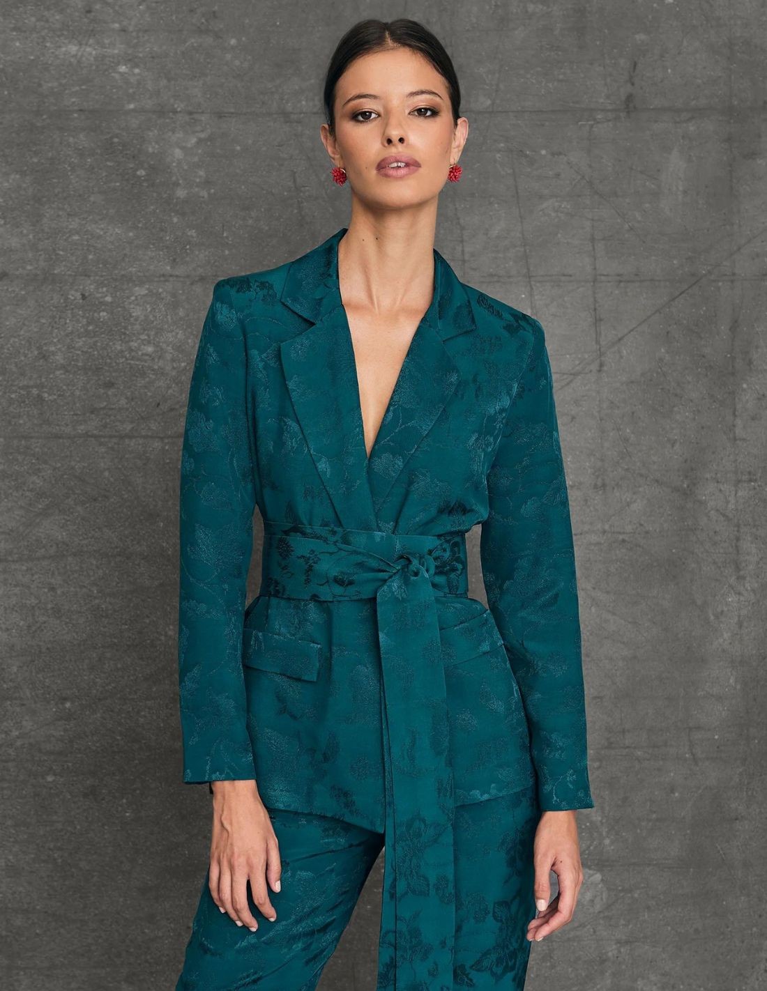 Guest blazer with crossover neckline and sash | INVITADISIMA