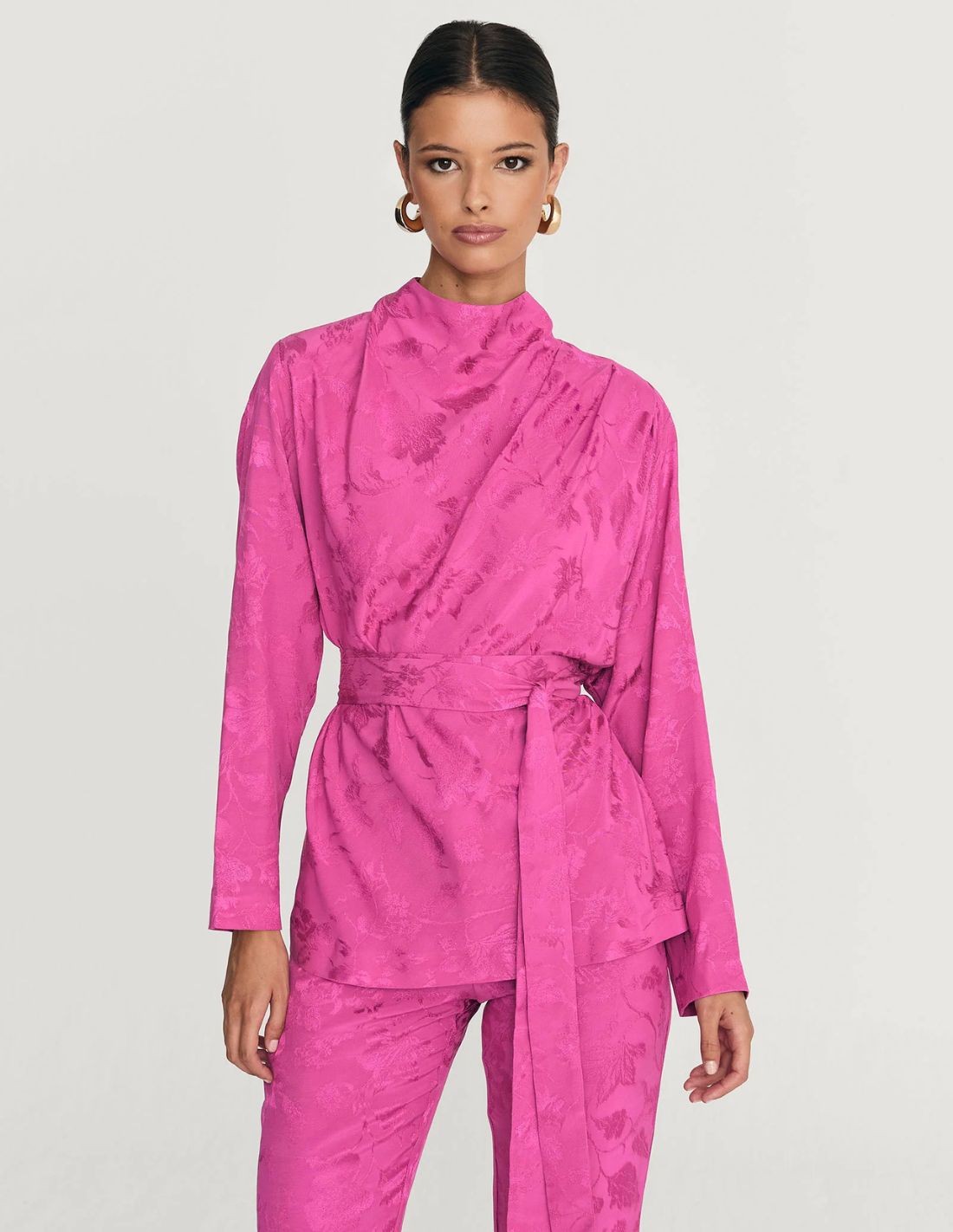 Blouse with ruffled closed neckline and sash | INVITADISIMA