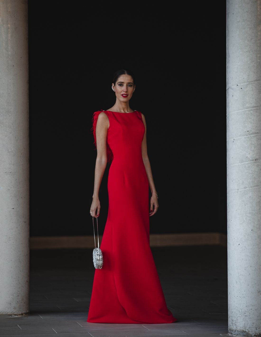 Robe longue de soirée avec encolure plume au dos | INVITADISIMA