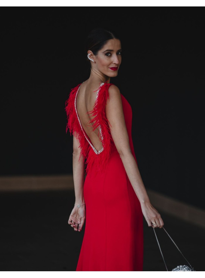 Robe de soirée longue avec encolure plume au dos | INVITADISIMA