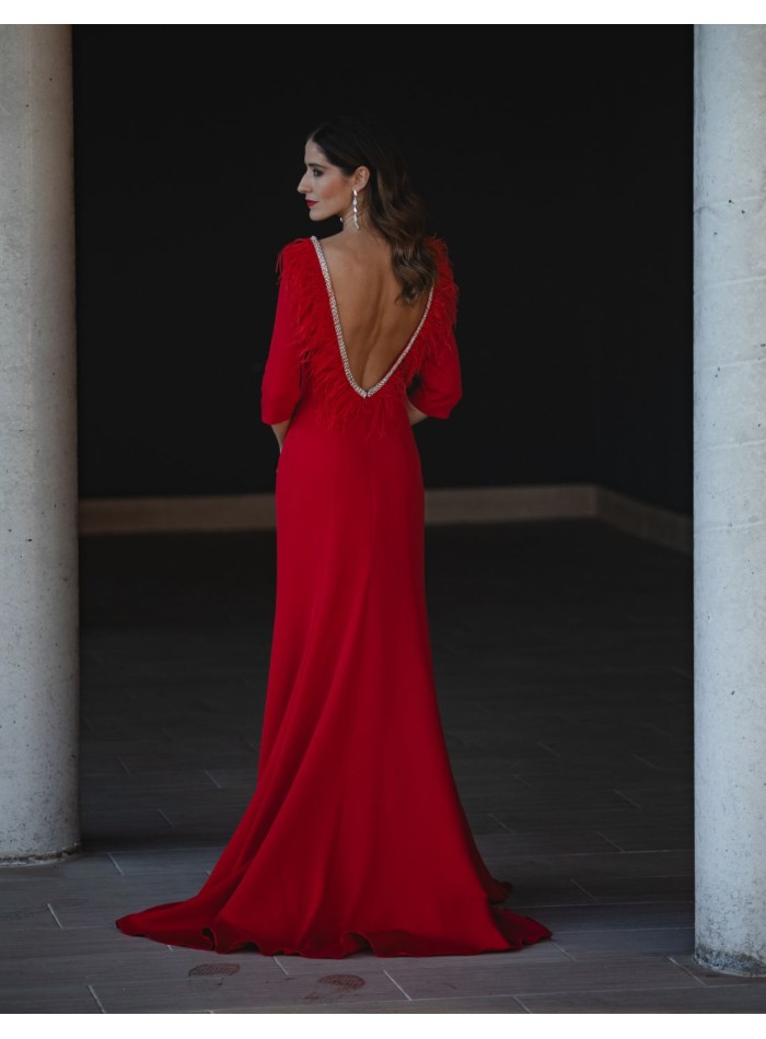 Robe de soirée longue avec encolure plume au dos | INVITADISIMA