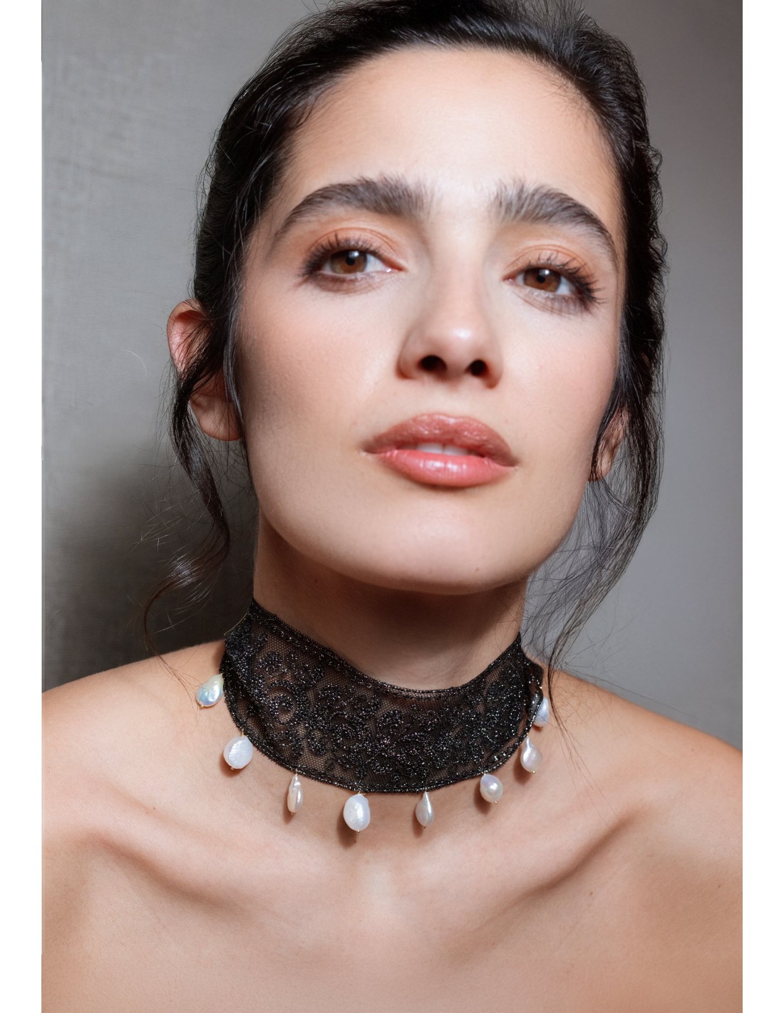 Black silk tulle party choker for wedding guest | INVITADISIMA