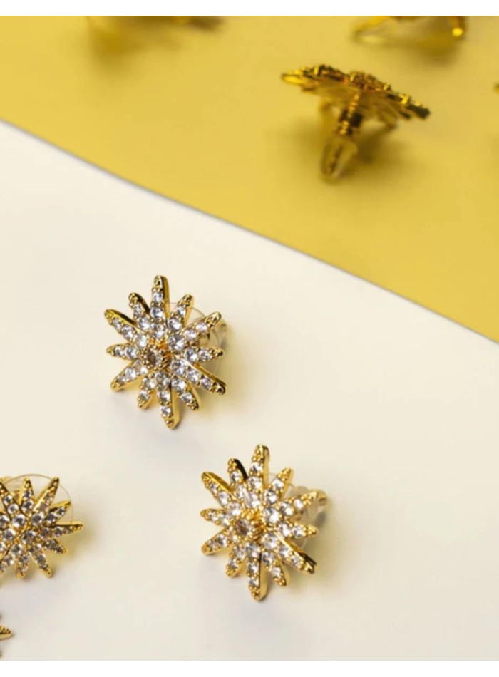 Star shaped earrings with zirconia stones | INVITADISIMA