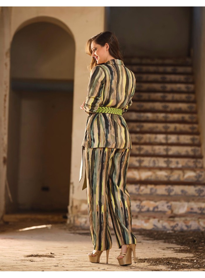 Flowing jacket and printed straight pants ensemble | INVITADISIMA