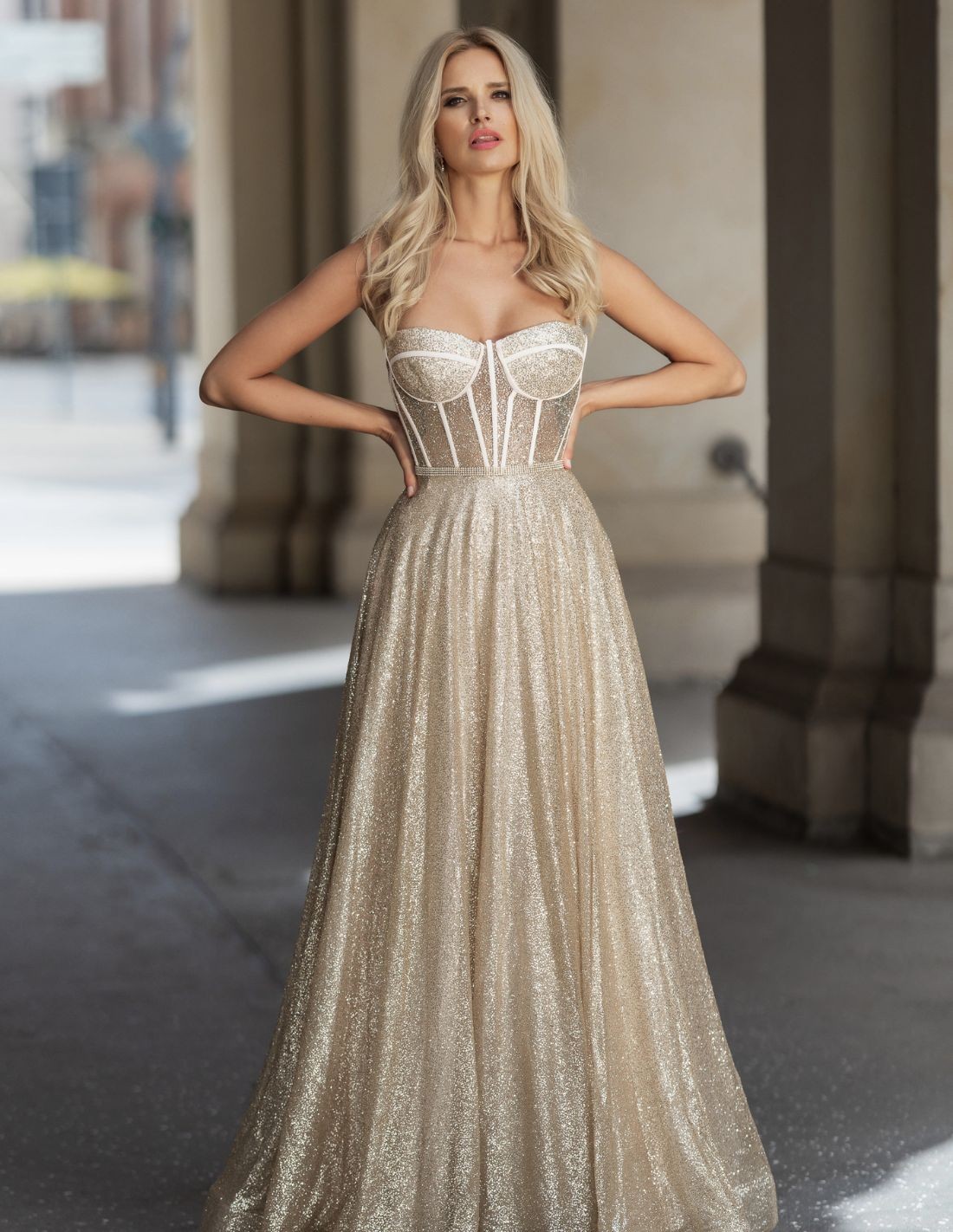 Robe longue de fête en tissu brillant avec corsage | INVITADISIMA