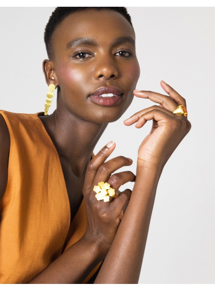 Adjustable gold plated ring with maxi flower design | INVITADISIMA