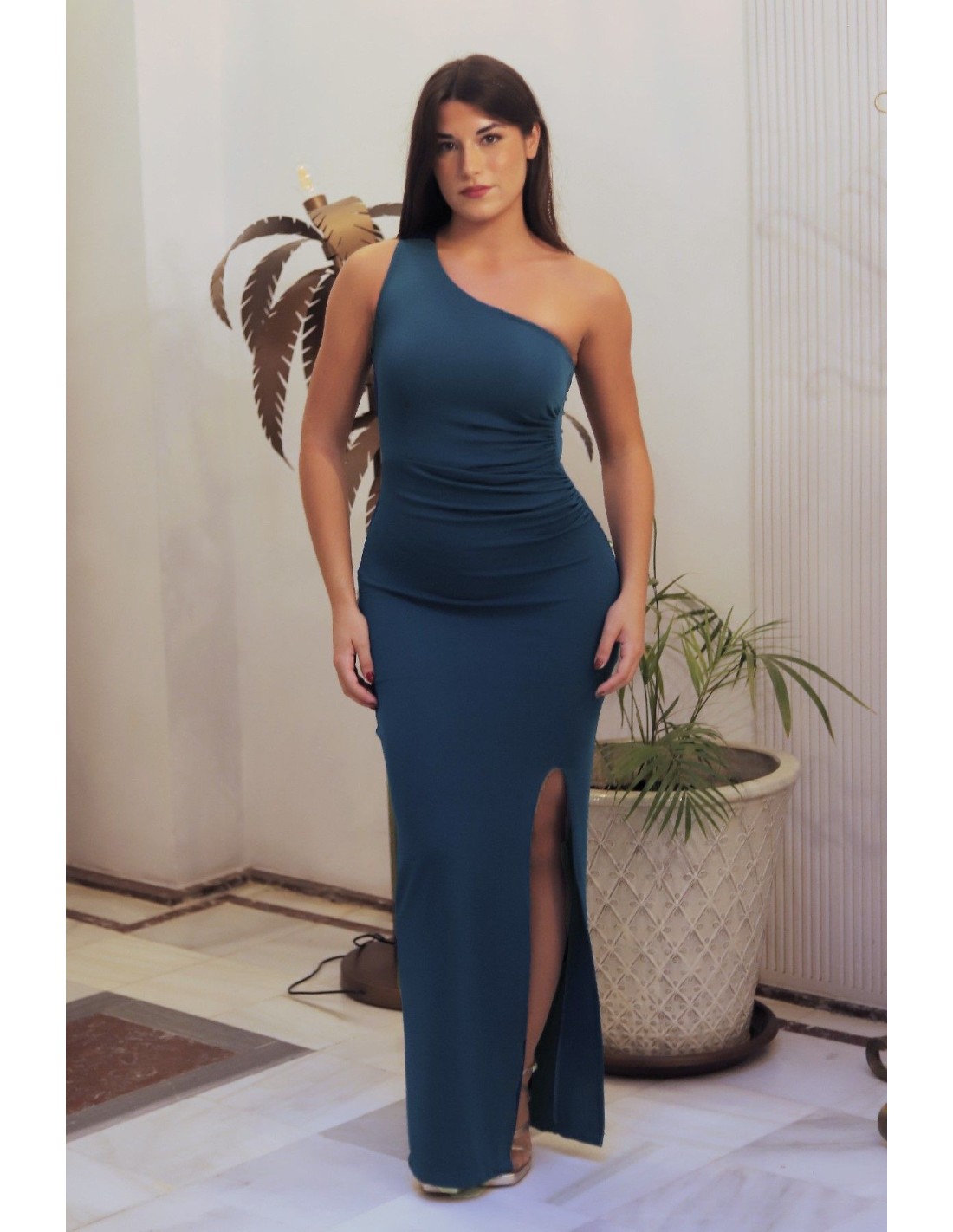 Robe longue et ajustée avec encolure asymétrique et fente | INVITADISIMA