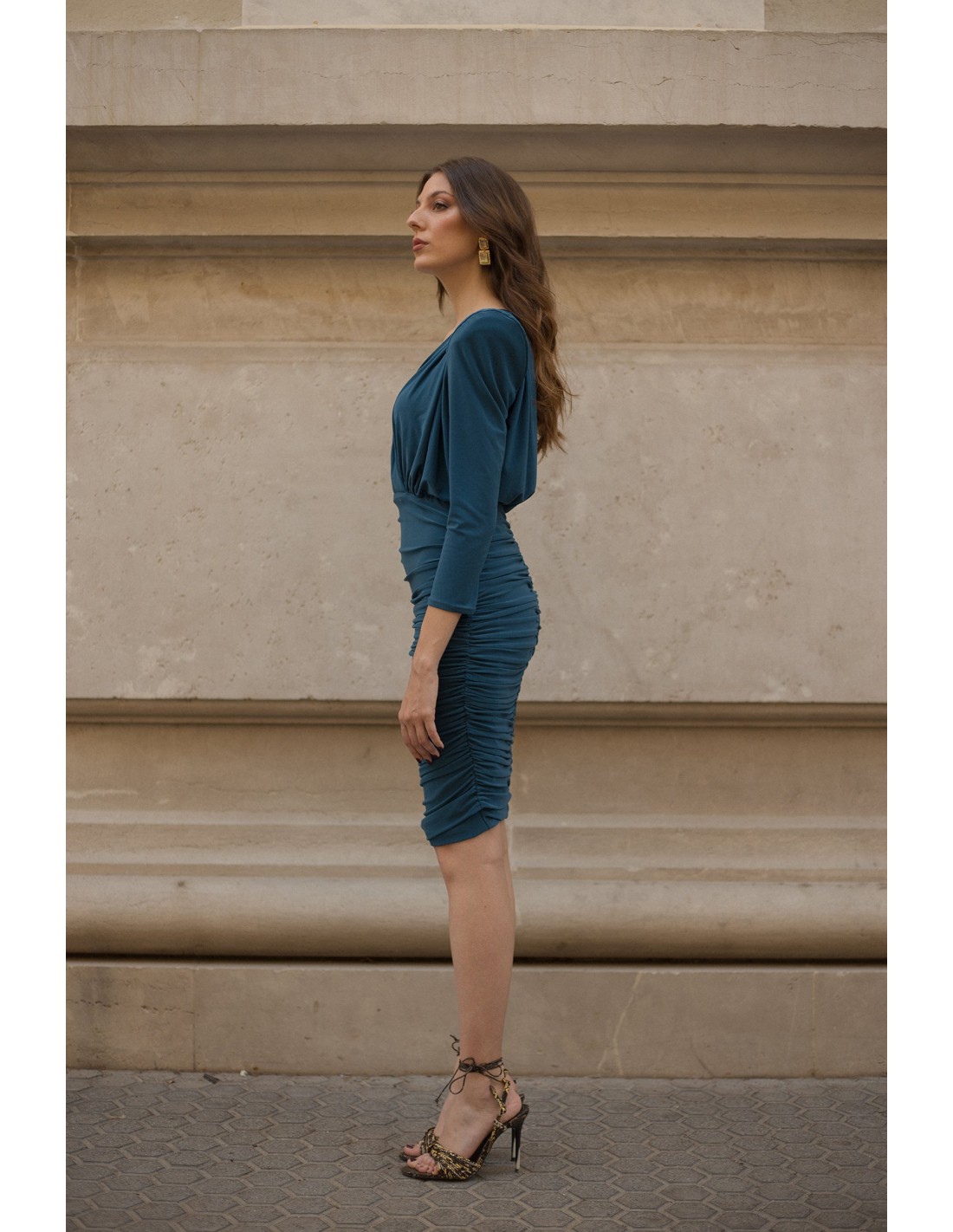 Robe de cocktail en maille avec encolure en V et drapé | INVITADISIMA