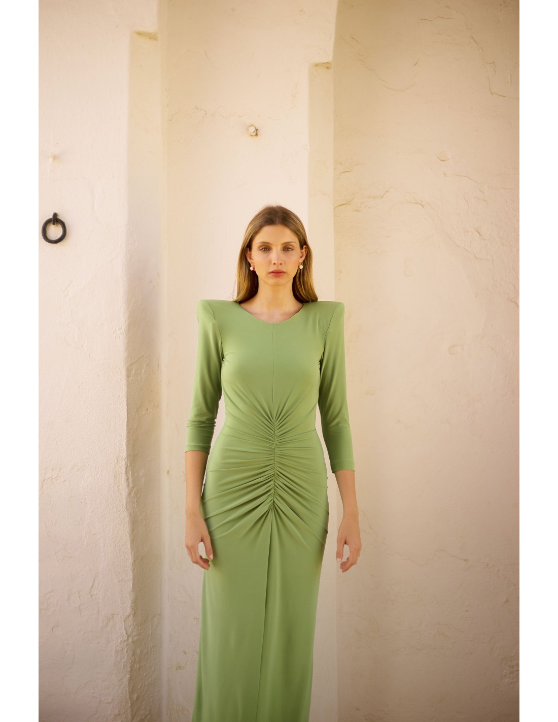 Fitted guest dress with scoop neckline and open back | INVITADISIMA