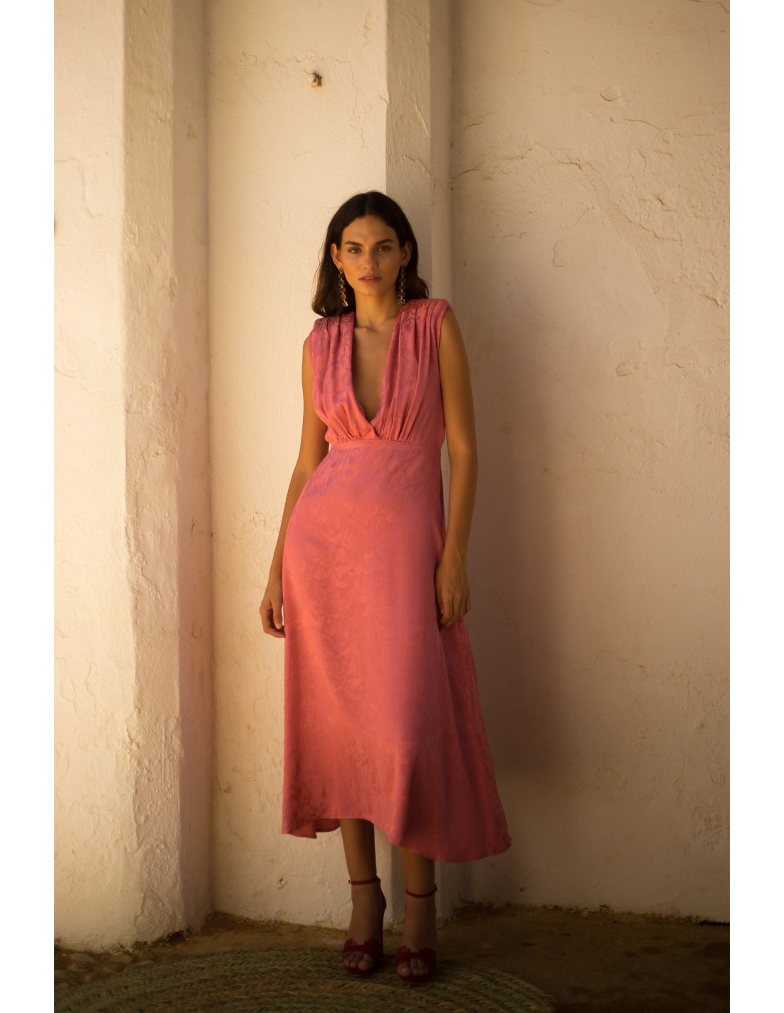 Vestido de fiesta midi con corte evasé y escote en pico | INVITADISIMA