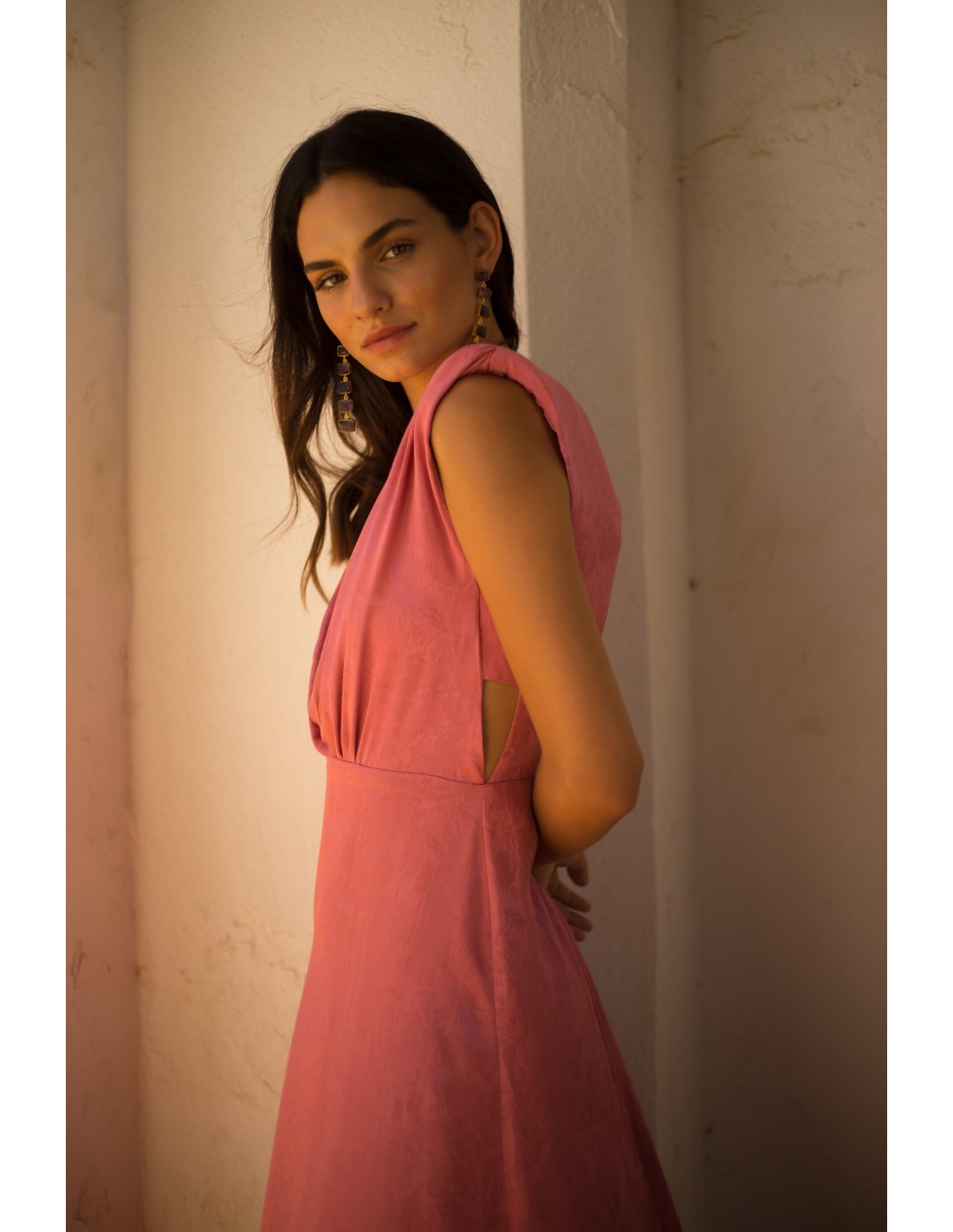 Vestido de fiesta midi con corte evasé y escote en pico | INVITADISIMA