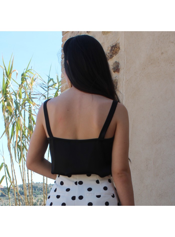 Black strappy top for special events and everyday looks | INVITADISIMA
