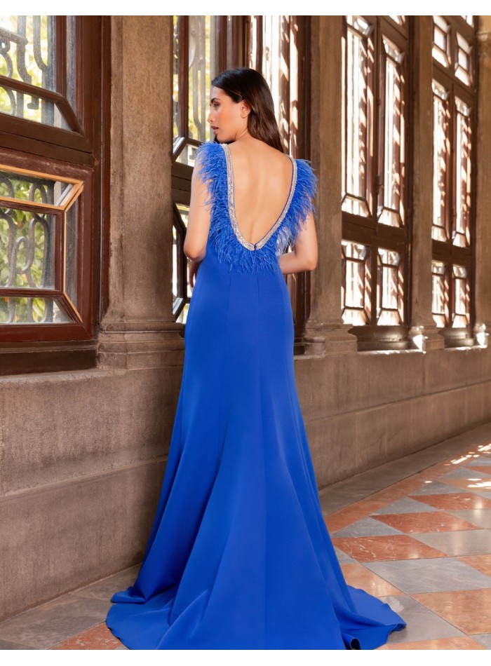 Robe de soirée longue avec encolure plume au dos | INVITADISIMA