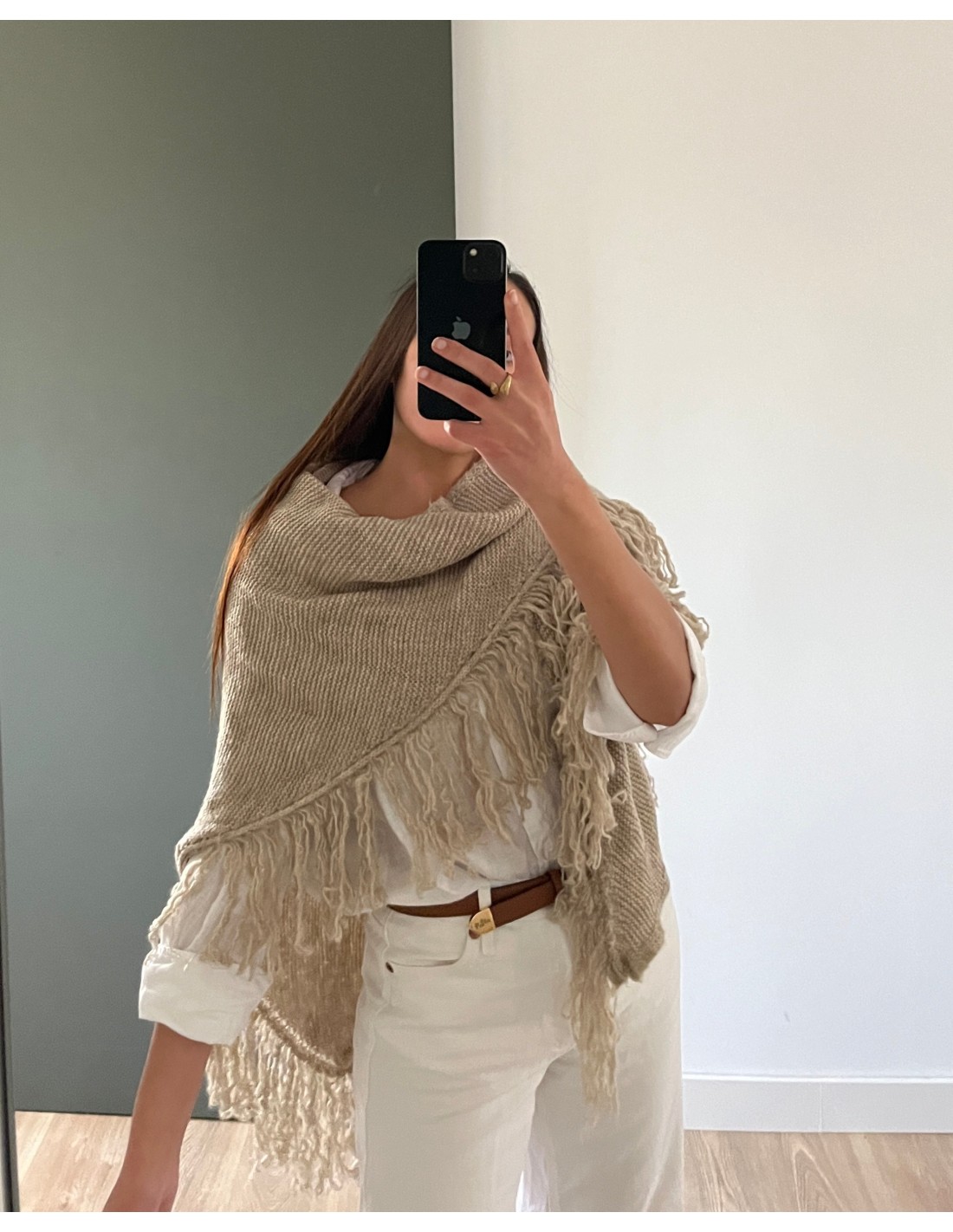 Poncho court beige à franges pour événements spéciaux | INVITADISIMA
