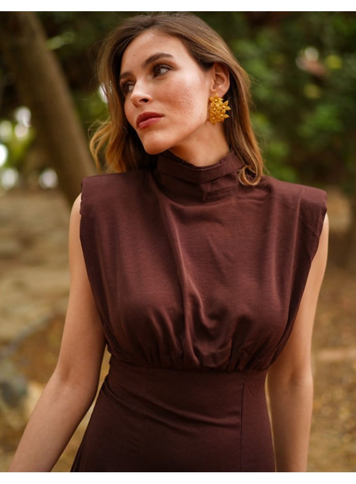 Vestido de fiesta midi marrón con hombreras | INVITADISIMA